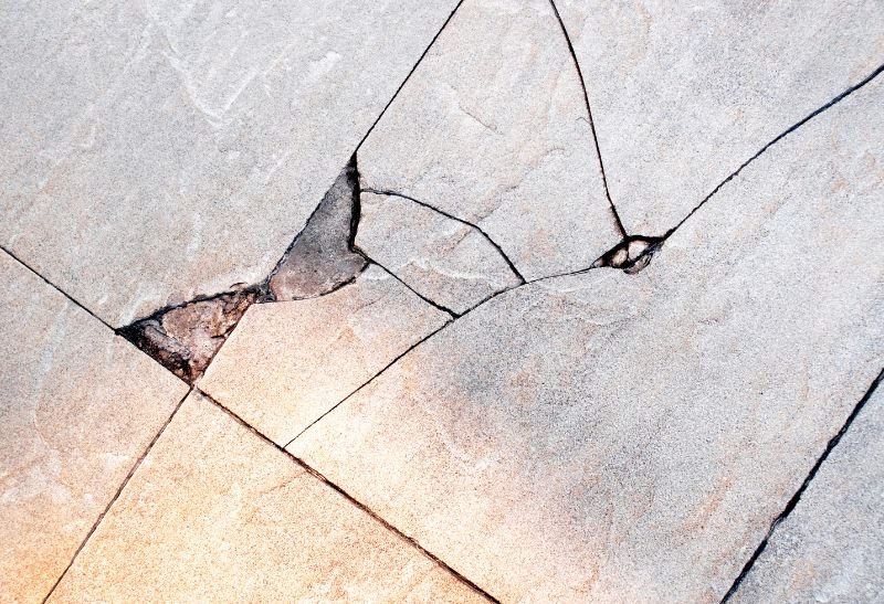 Reparación de baldosas agrietadas o sueltas